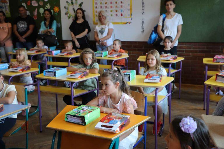 Počela isplata po 15 hiljada dinara za đake prvake sa teritorije grada ...